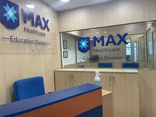Max Healthcare Logo Home